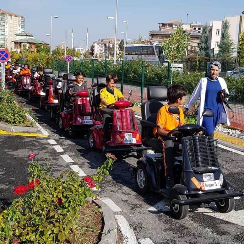 4.sınıflarımız Trafik Eğitim Parkı'nda 4.sınıflarımız Trafik Eğitim Parkı'nda